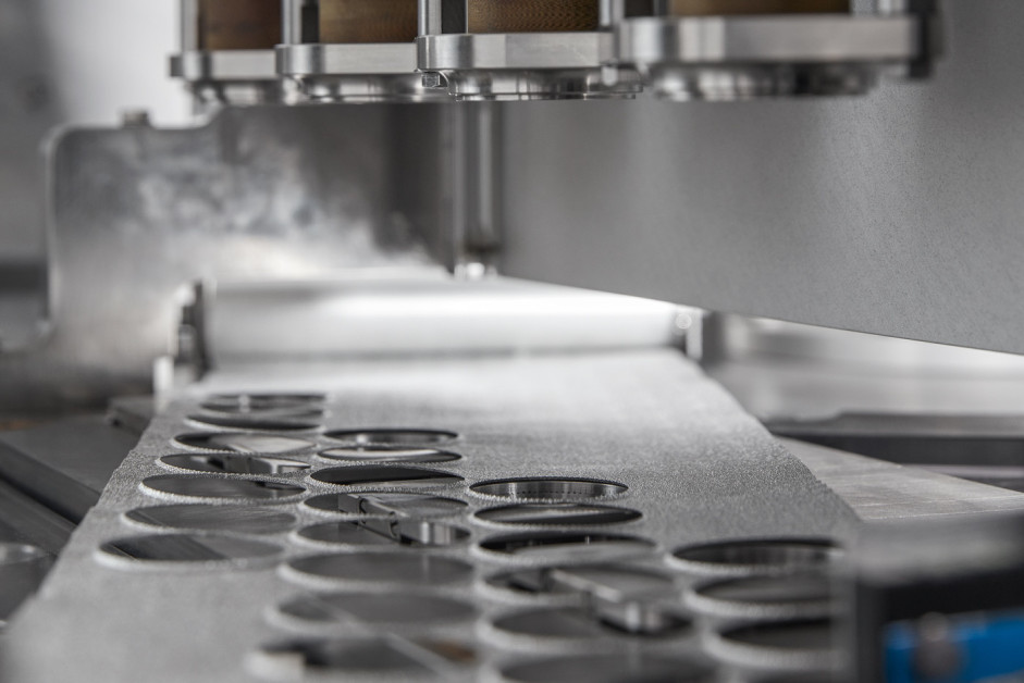 Punching & Sealing | Precise lid placement and tight seals - Rychiger