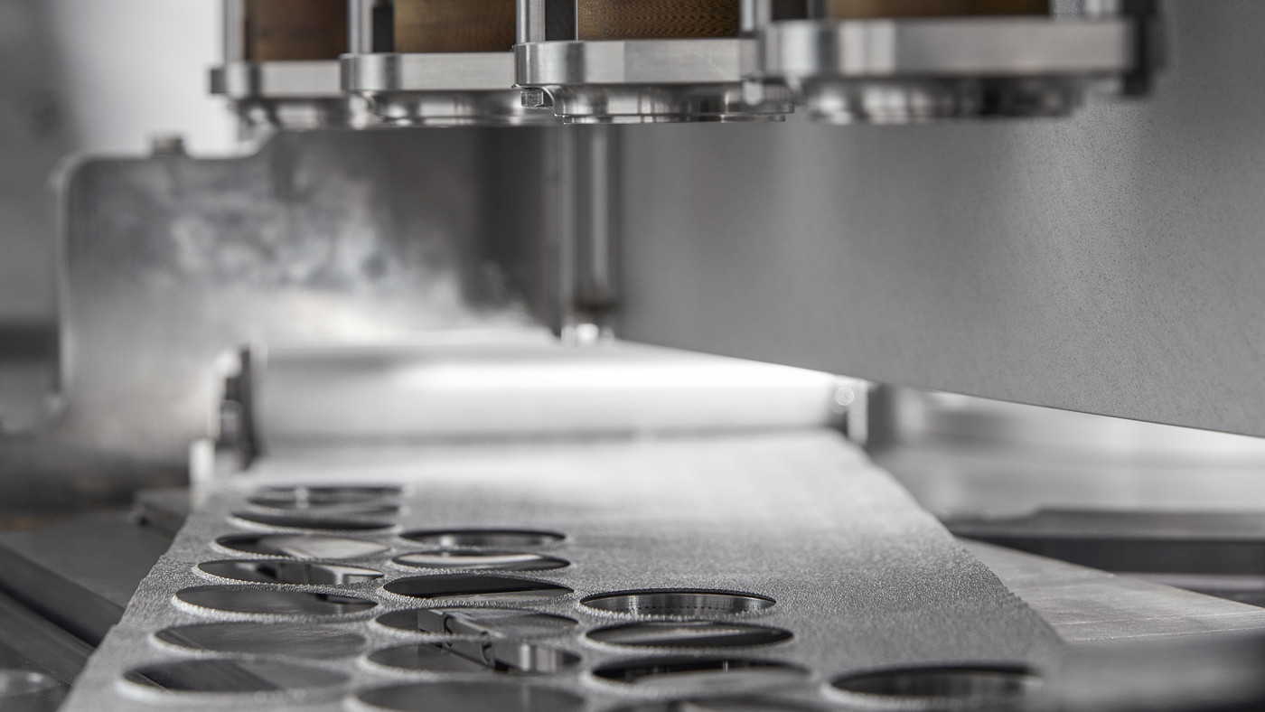 Punching & Sealing | Precise lid placement and tight seals - Rychiger